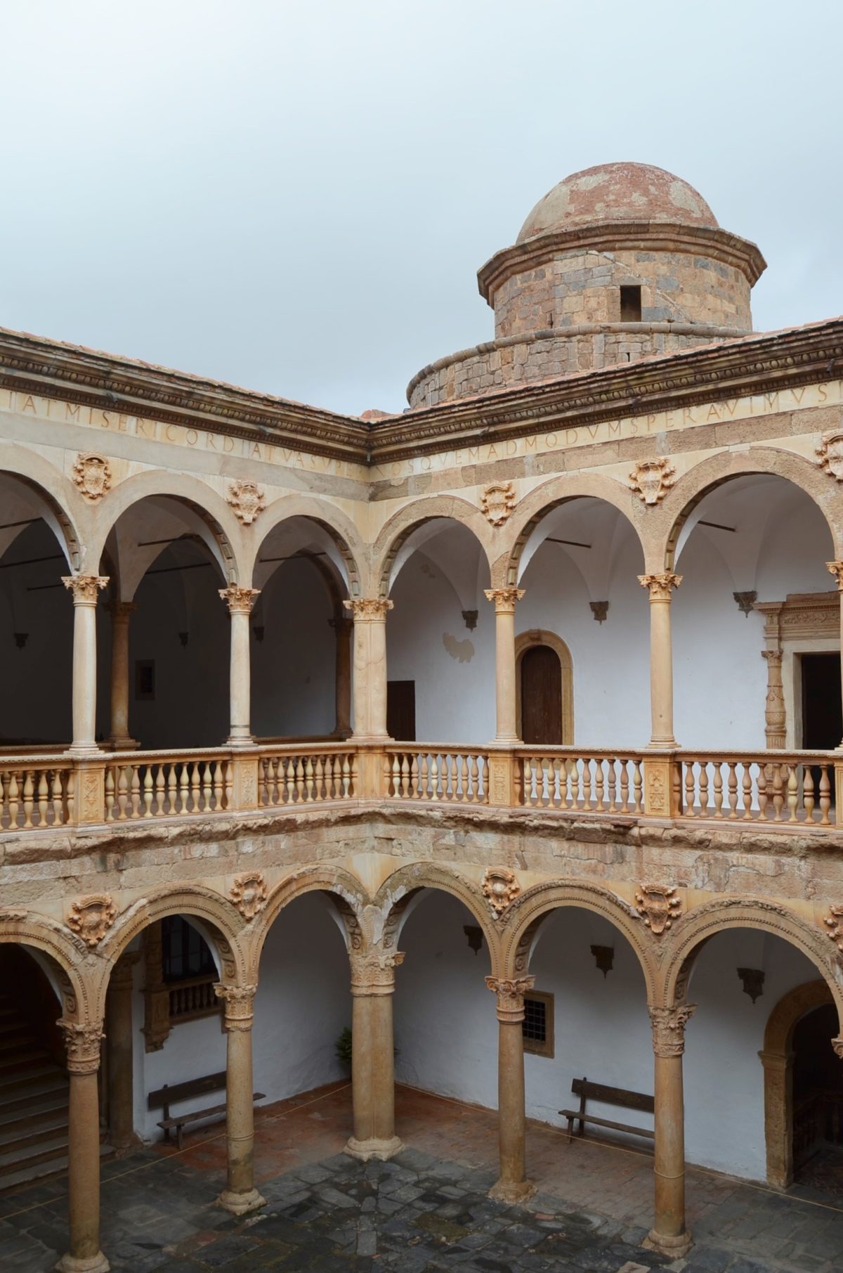 Patio Castillo de la Calahorra – Identidad e Imagen de Andalucía en la ...